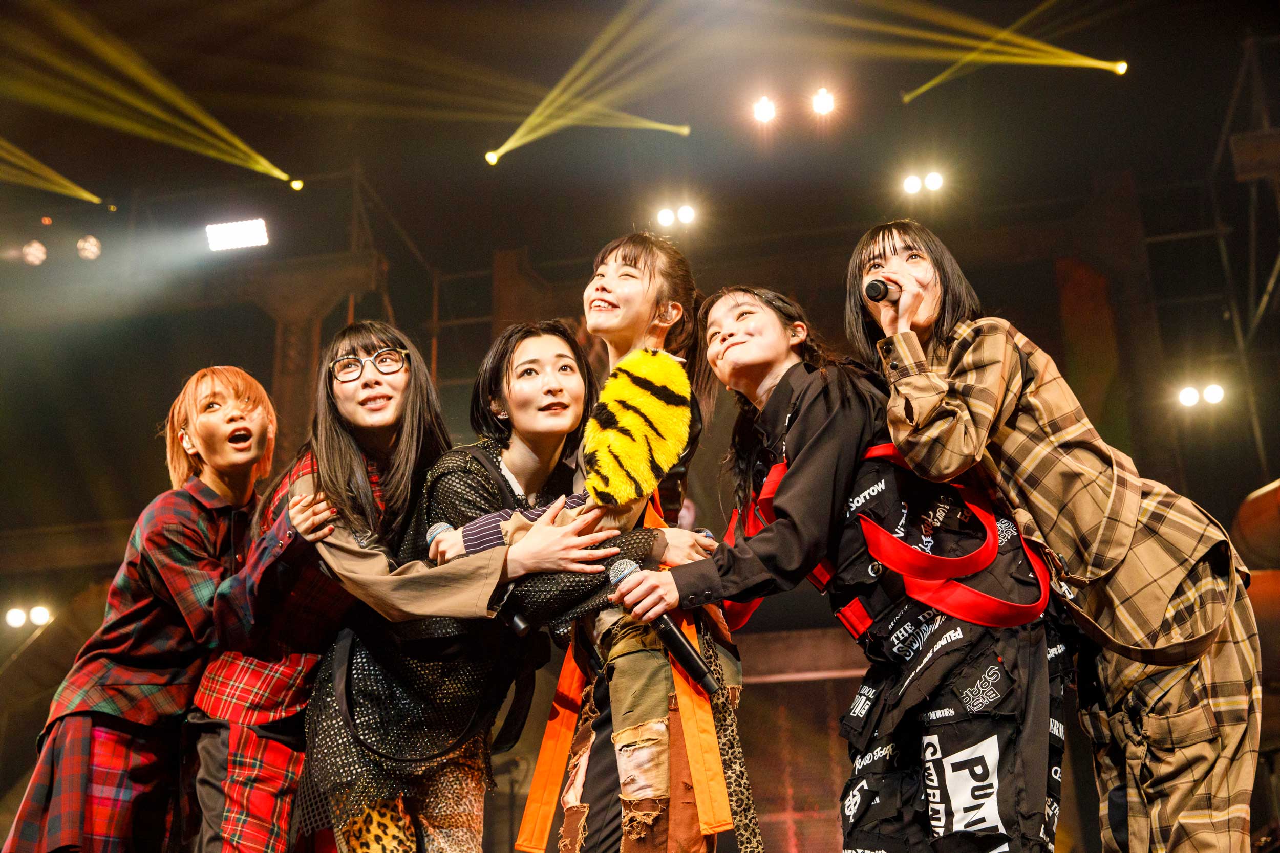 BiSH、解散前最後のホールツアー「PUNK SWiNDLE TOUR」開幕。初日公演を神奈川県民ホールで開催 – DE COLUM